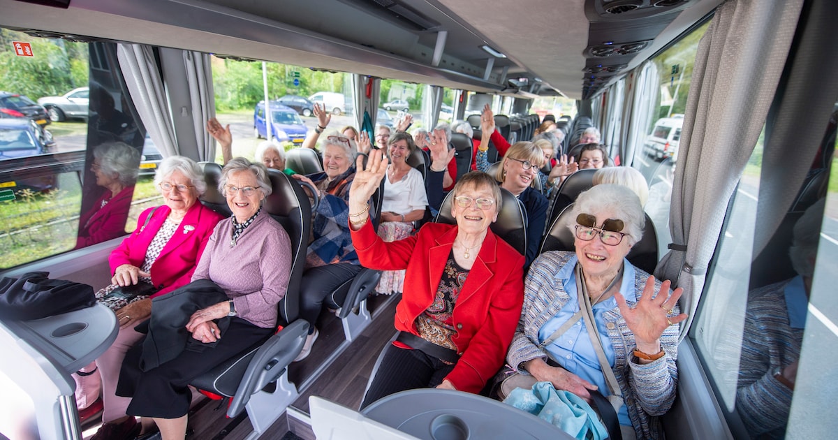 Een dag op pad met stichting Vier het Leven, die Frieda (95) en honderden Twentse ouderen naar ...