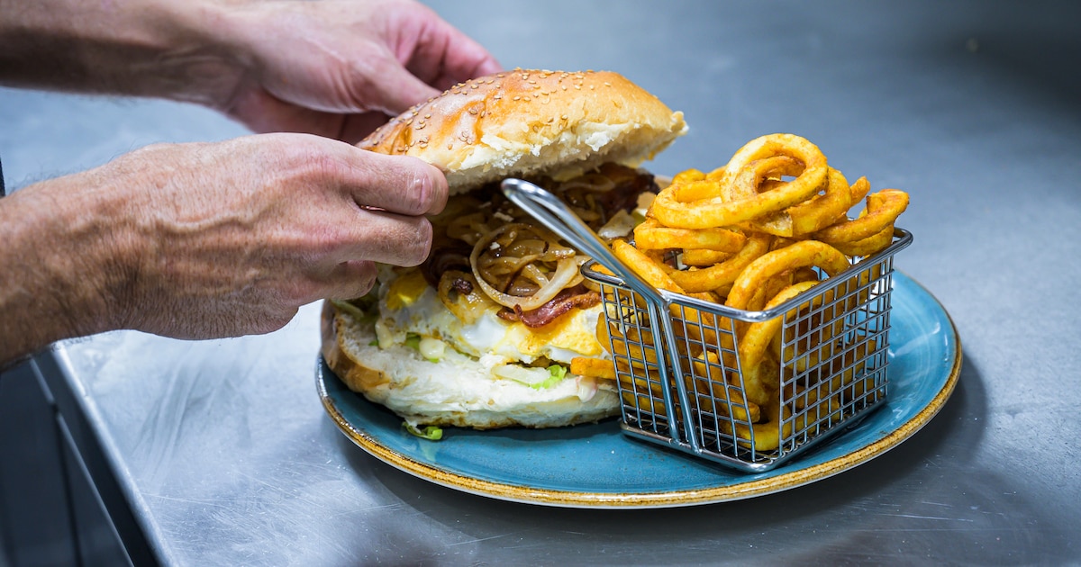 De megaschnitzel is bij Frans op den Bult verdrongen door de Bultburger ...