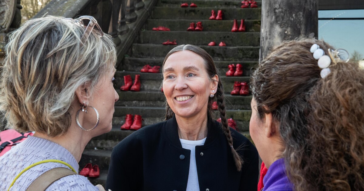 Rode schoenen als symbool voor gedode vrouwen: ‘Oei, dat zet je wel aan ...