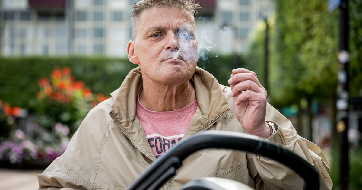 Dinand (56) rookt al vanaf zijn 13de, en zo zijn er meer in Almelo ...
