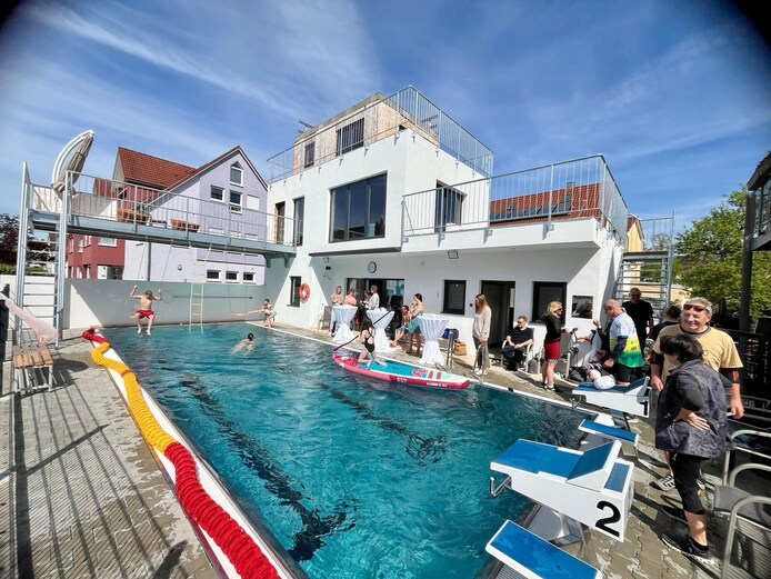 In een doodnormale Duitse woonwijk trekt Achims zelfgebouwde zwembad ...