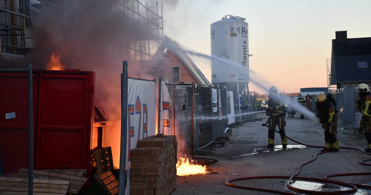 Container vliegt in brand in Vroomshoop, brandweer voorkomt dat vlammen ...