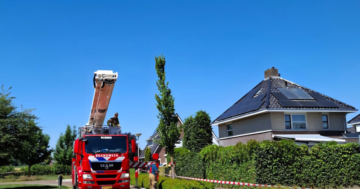 Zonnecollector op dak van woning in Rijssen ontploft door hitte ...