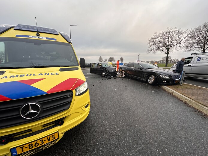 Ravage op N350 bij Rijssen na frontale botsing, één persoon gewond | Rijssen-Holten | tubantia.nl