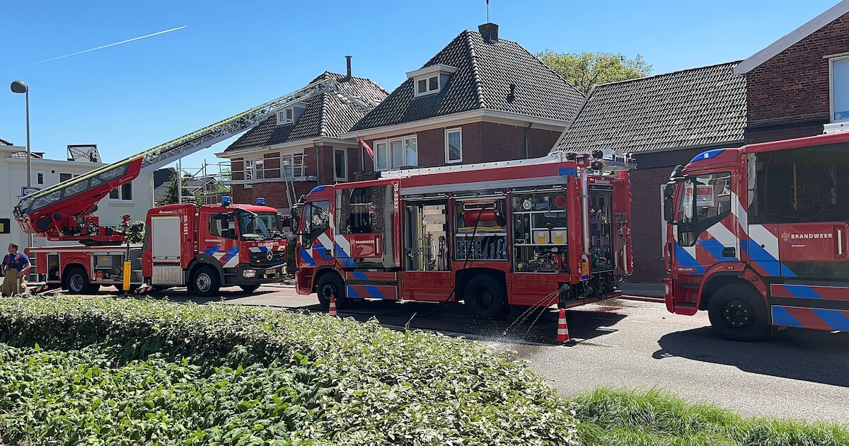Brand in dak van woning aan Prinses Julianaplein in Goor: meerdere ...