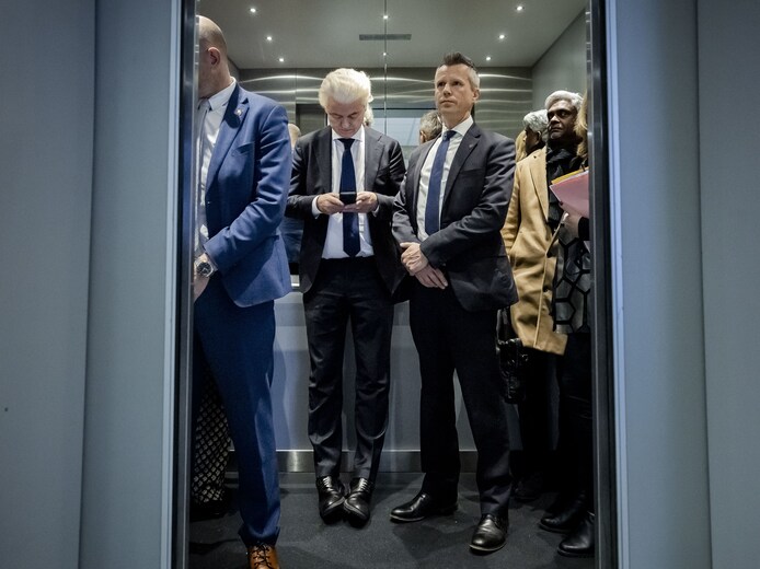 Gele kaart voor Faber en dat gaat tot discussie leiden in kabinet | Politiek | tubantia.nl