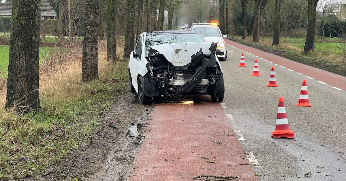 Auto botst hard tegen boom in Vragender, inzittende raakt gewond | Oost Gelre | tubantia.nl