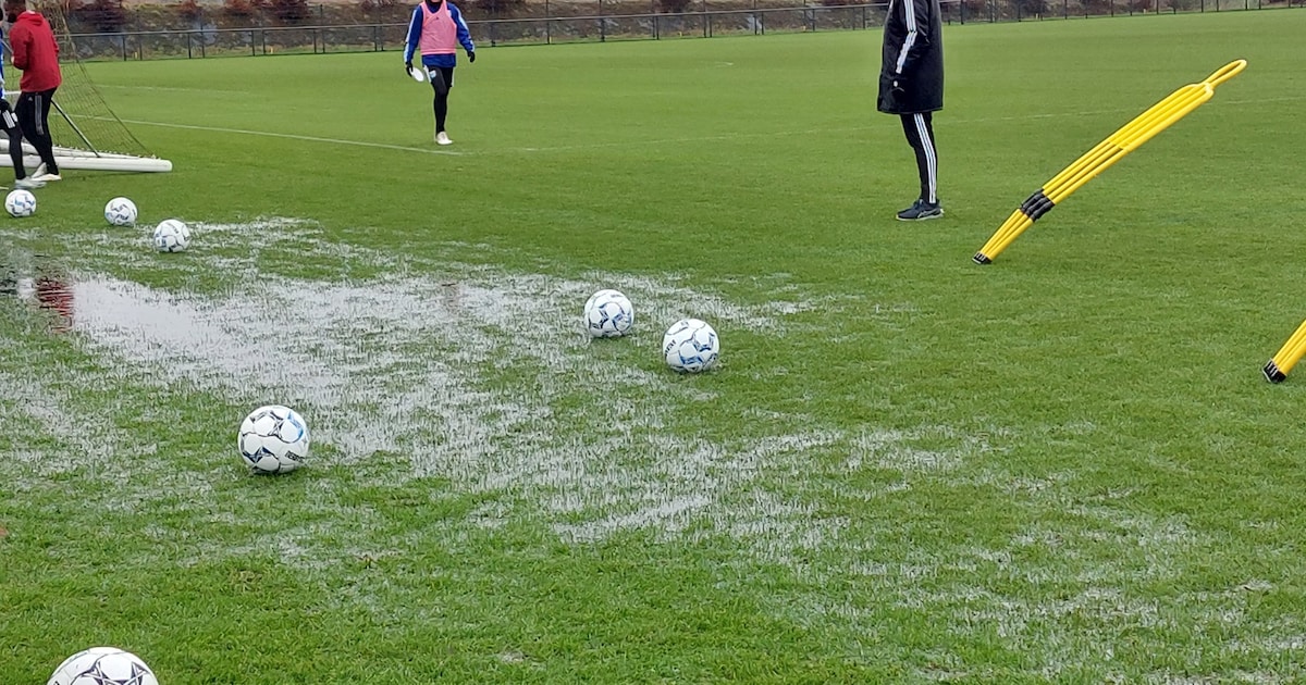 LIVE | Training in de stromende regen in België voor PEC Zwolle ...