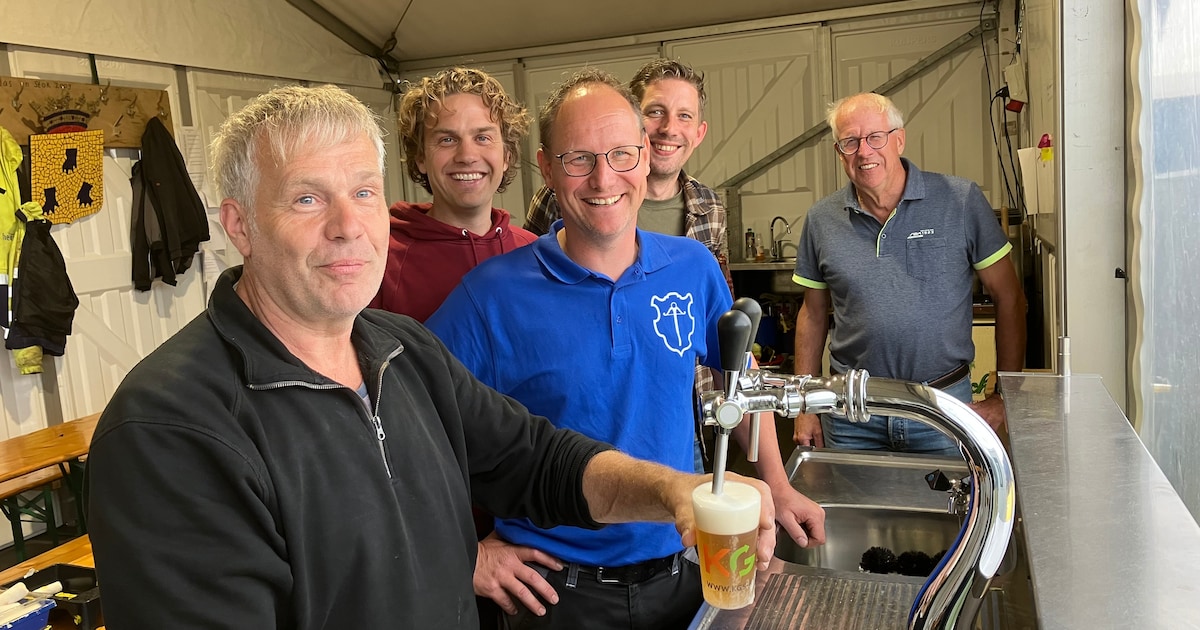 Eeuwoude Schutterij Diepenheim spoelt (bier)bekers als primeur | Regio ...