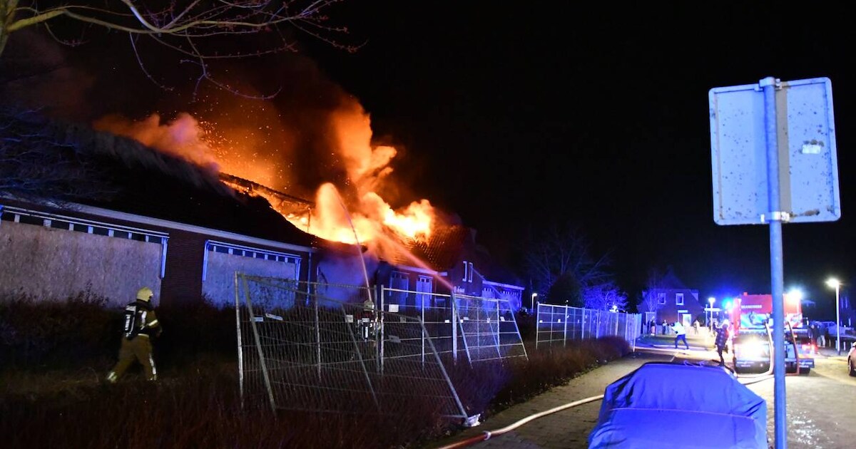Grote brand in oude school in Vroomshoop, pand gaat verloren: ‘Het was ...