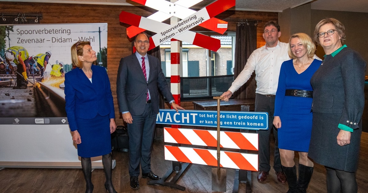 ‘Wacht tot het rode licht gedoofd is!’ dubbelspoor-feestje met ‘n ...