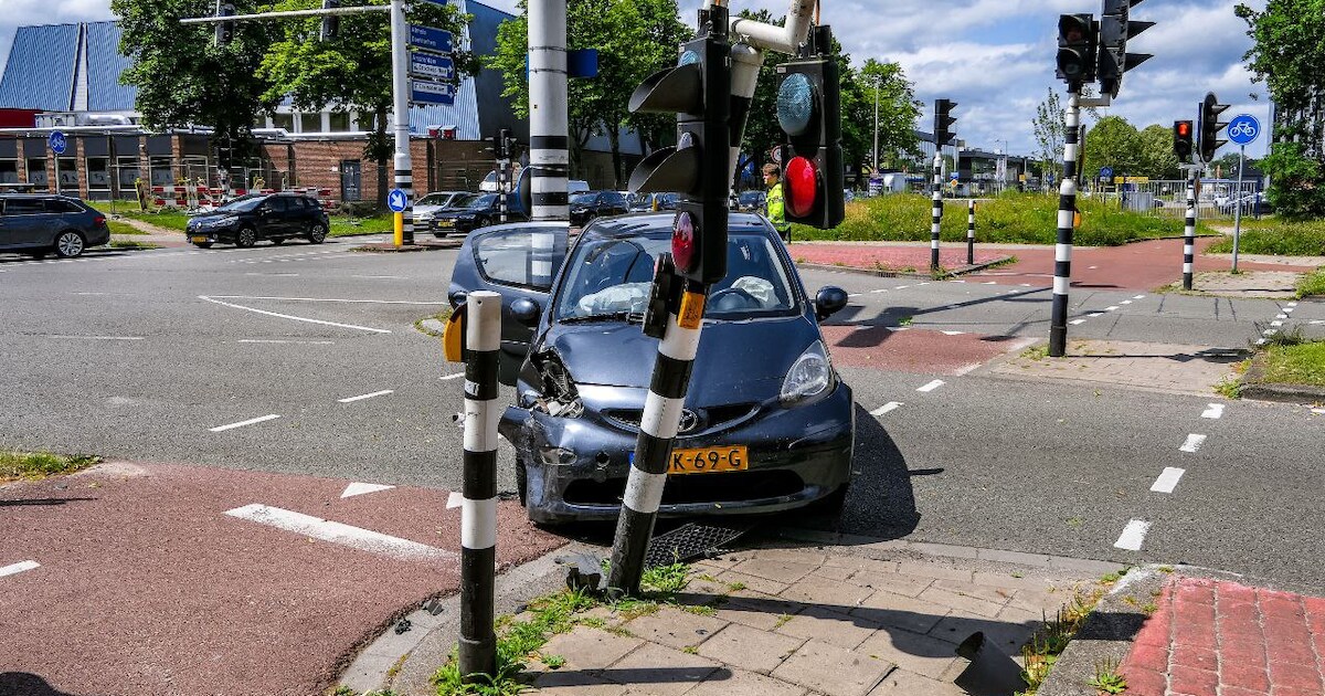 Auto krijgt klapband op drukke kruising in Enschede en ramt ...