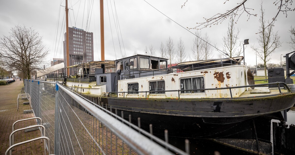Vandalen en zwervers nemen pannenkoekenboot Almelo over, gemeente is ...