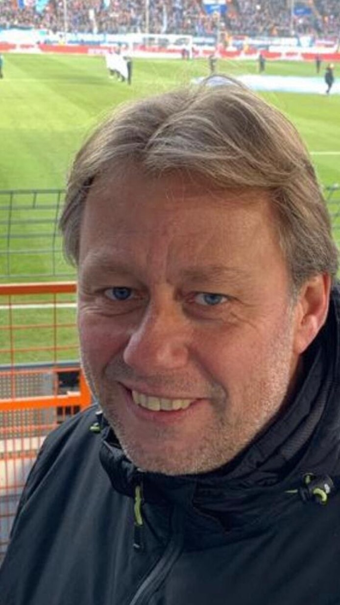 Trainers Krabbe en Weustink vertrekken bij hun club, Bakker blijft ...