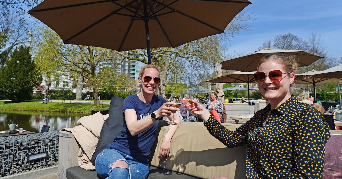 Hengeloërs staan in meterslange rijen voor het terras: ‘Fijn dat je ...