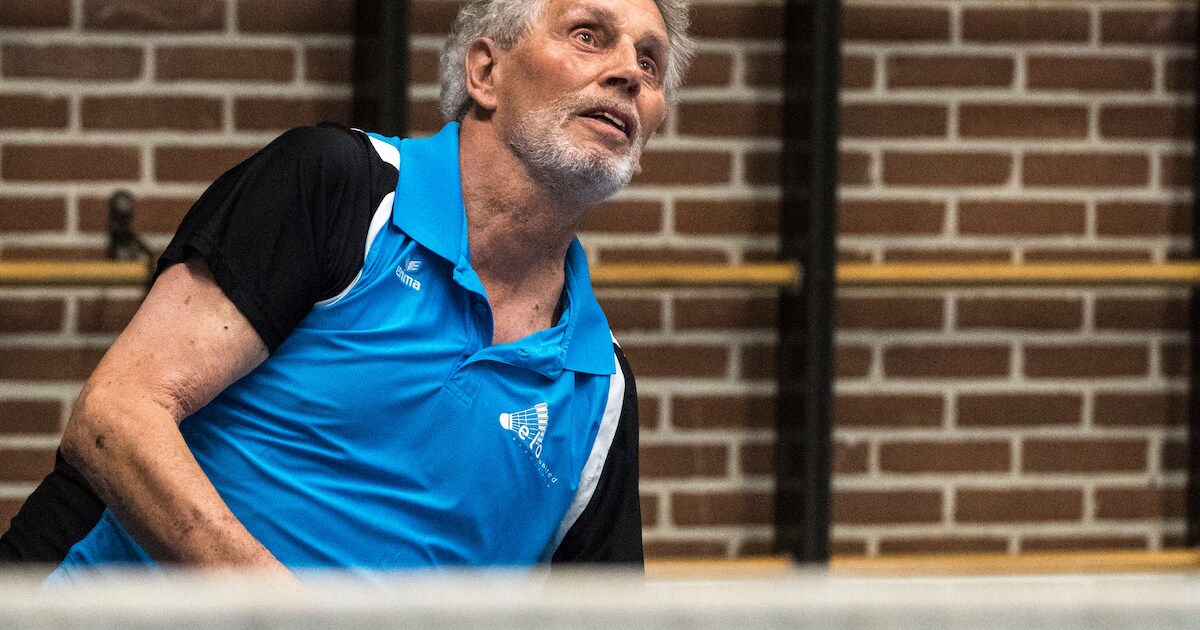 Gerrit (80) uit Hengelo is al vijftig jaar fanatiek badmintonner ...