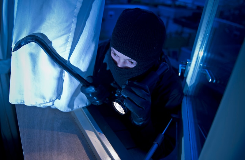 Inwoner Ambt Delden wordt wakker met inbreker naast zijn bed: politie ...