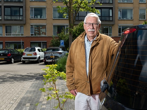 Enschedeër Jan (91) wil invalideparkeerplek voor deur, maar Livio ...