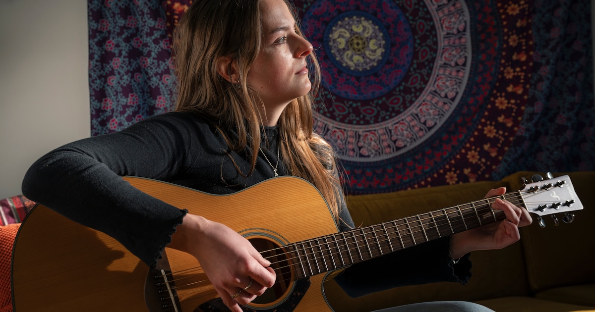 Singer–songwriter Simone speelt met woorden en snaren in Hengelose bed ...