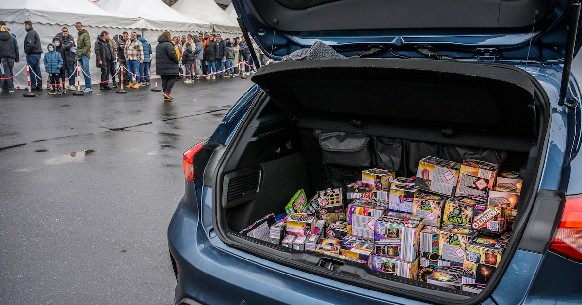 Op deze parkeerplaats vlak over de grens was het maandag in alle ...