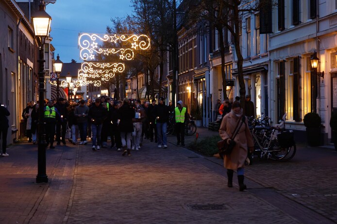 Grote drukte bij stille tocht door centrum van Doesburg voor overleden Joep (18) en Sebas (20 ...