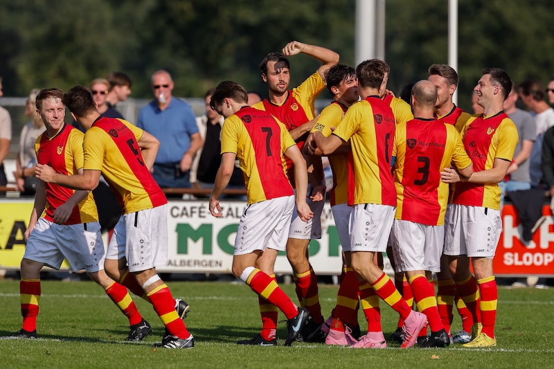 Stevo geeft ruime voorsprong weg, wankelt, maar blijft toch overeind ...