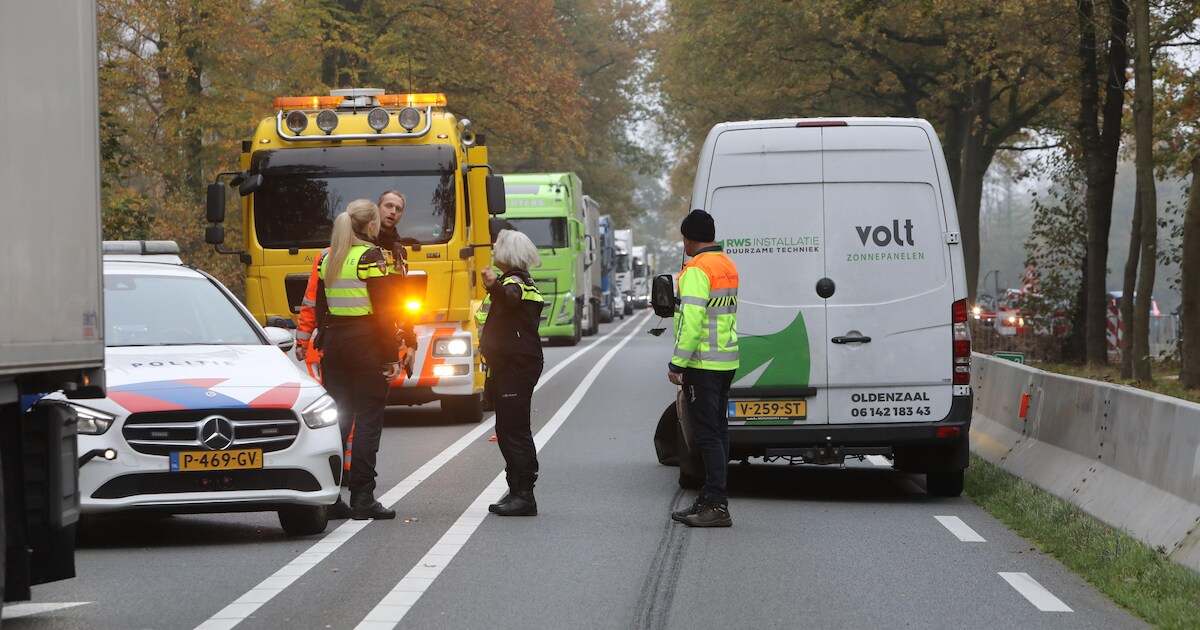 Auto belandt op verkeerde weghelft en botst op tegenligger op N342 tussen Oldenzaal en Denekamp ...