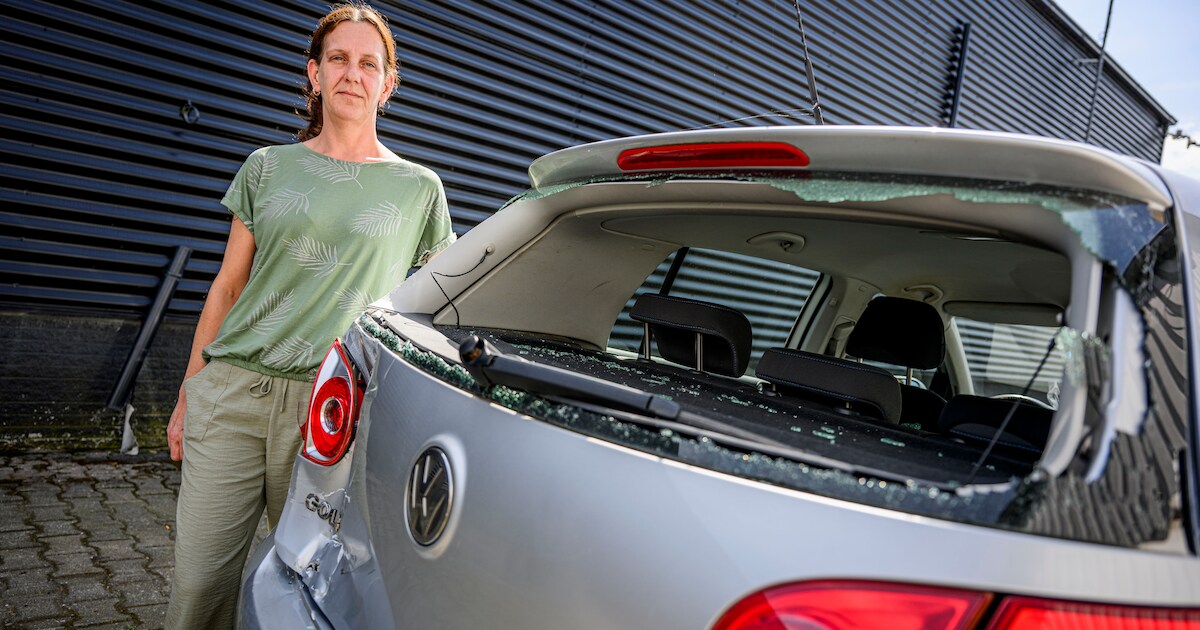 Marieke met lege handen en een kapotte auto na aanrijding aan ...