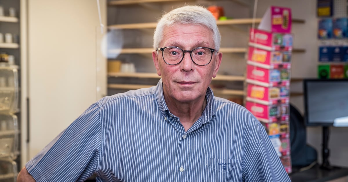 Gerrit (68) geeft de pijp aan Maarten en sluit zijn tabakszaak, één van ...