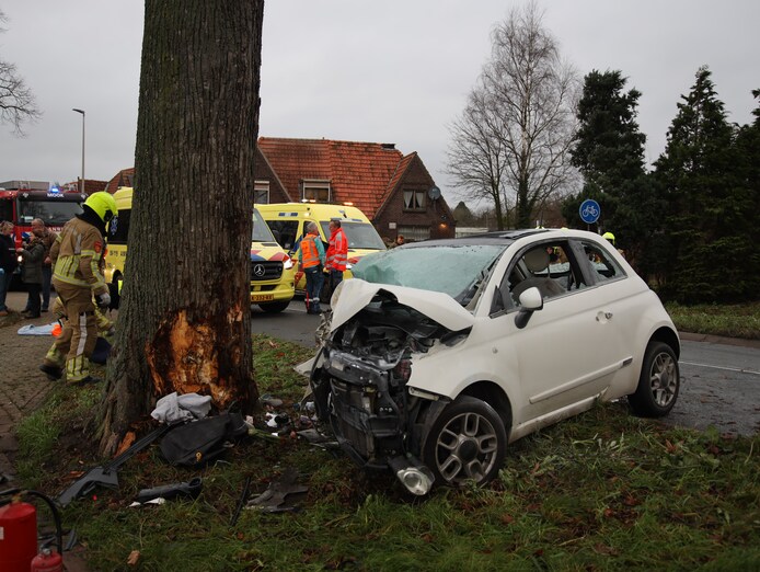 Kind ernstig gewond doordat auto frontaal tegen boom knalt, brandweer moet inzittenden bevrijden ...