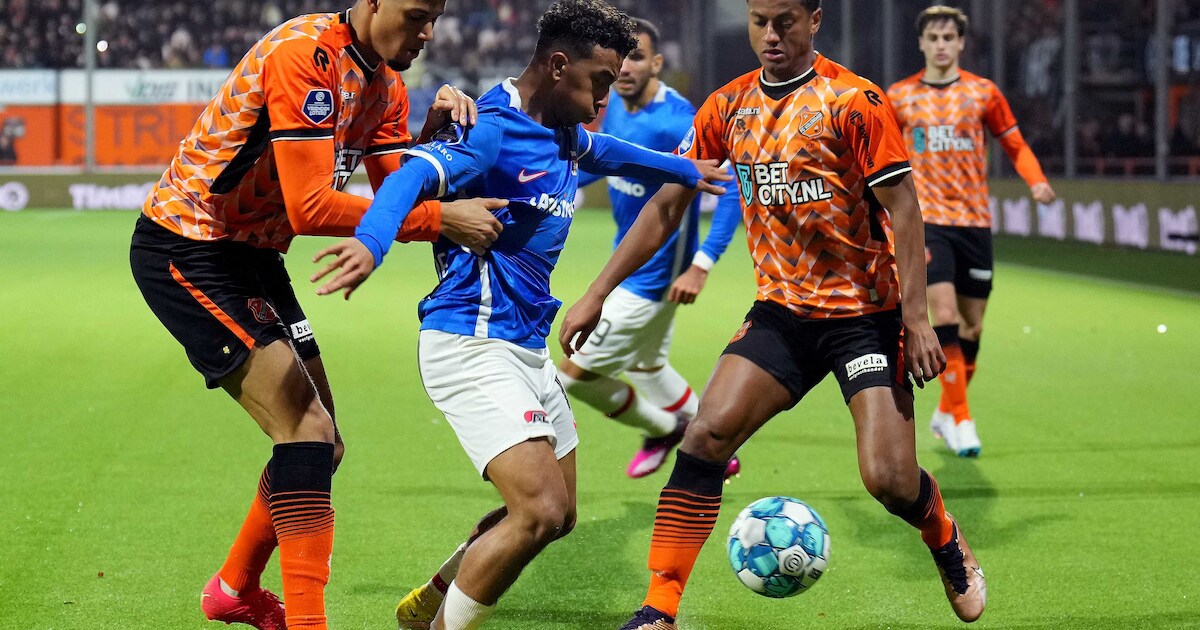AZ morst punten tegen 10 man Volendam en loopt koppositie eredivisie ...