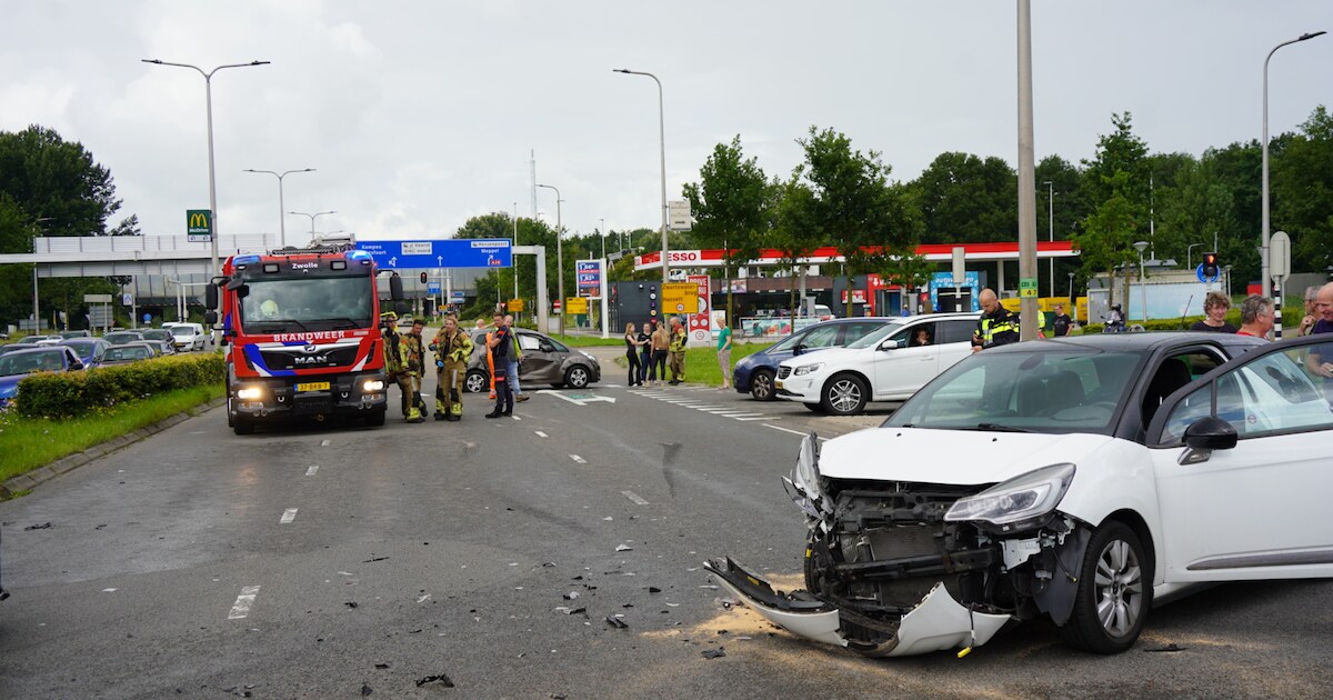Weg bezaaid met glas en brokstukken na harde botsing op drukke weg in ...