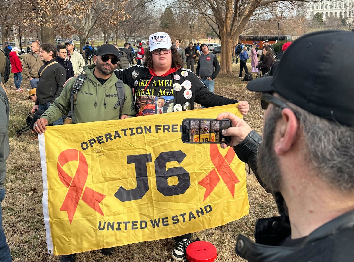 Vrijgelaten Capitoolbestormers delen handtekeningen uit tijdens ...