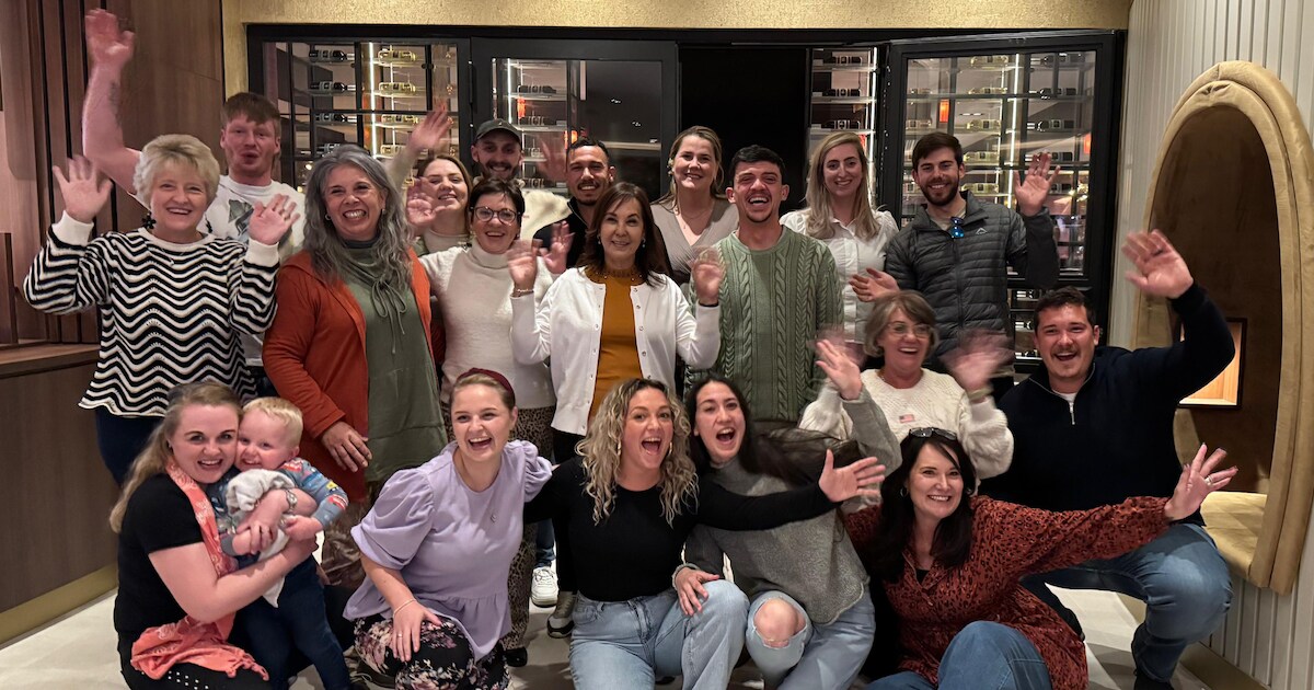 Haar collega’s vieren Moederdag ver van huis, dus zorgt Judith (32) voor een grote verrassing ...