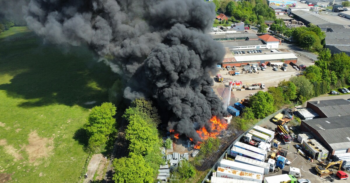 Brand bij Gronau zorgt voor dikke rookpluim | Enschede | Tubantia.nl
