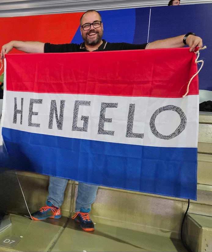 Hengeloërs schrikken zich rot op tribune bij handbalduel: ‘Rond het ...