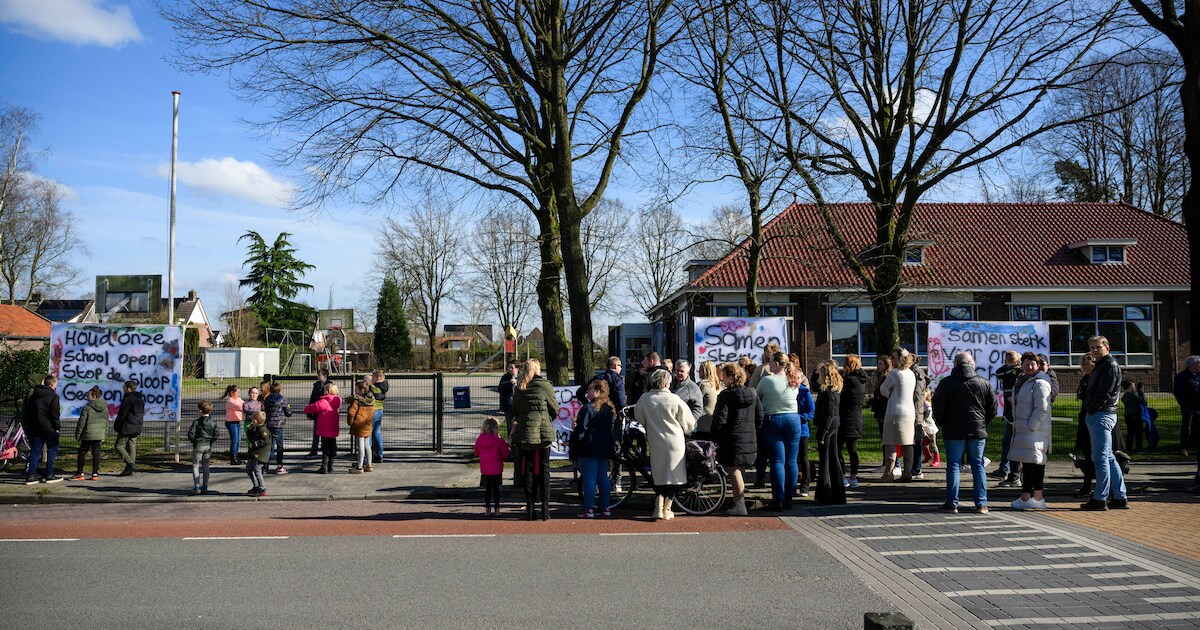 Emoties lopen op in Westerhaar om sluiting school: ouders en kinderen ...