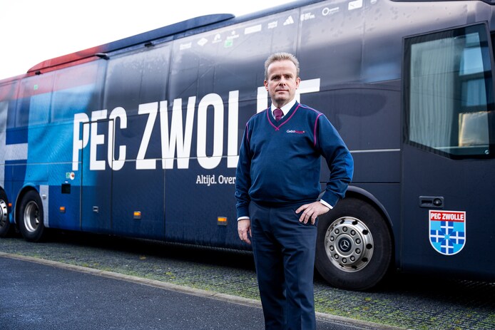 Gert (55) uit Almelo is de vaste buschauffeur van PEC Zwolle: ‘Je trekt ...