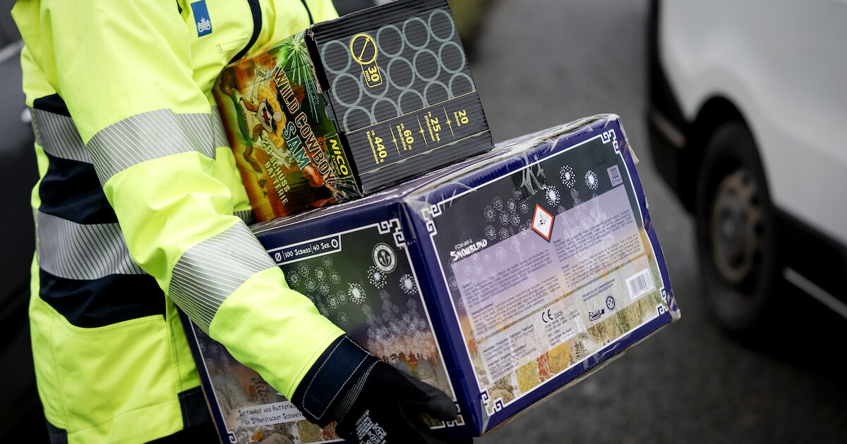 Ruim 1500 kilo zwaar vuurwerk in beslag genomen bij huiszoekingen in Twente | Rijssen-Holten ...