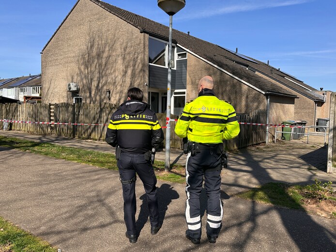 Dode vrouw in woning in Almelo, politie onderzoekt of er sprake is van misdrijf | Almelo ...