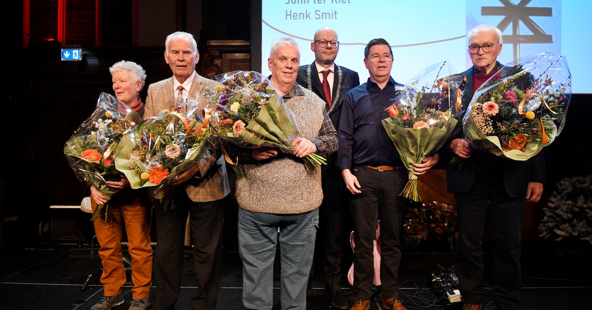 Deze tien Enschedeërs zijn beloond met een gouden Enschede-speld ...