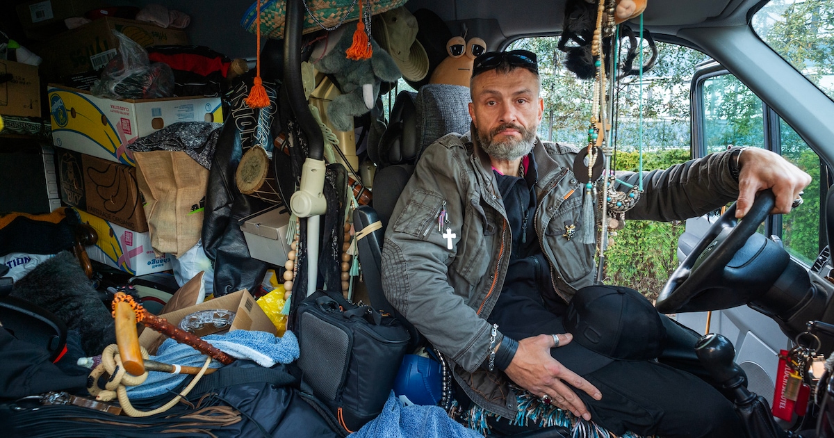 Maksym (49) woont al zeven maanden in zijn bus en heeft hem nu voor het ...