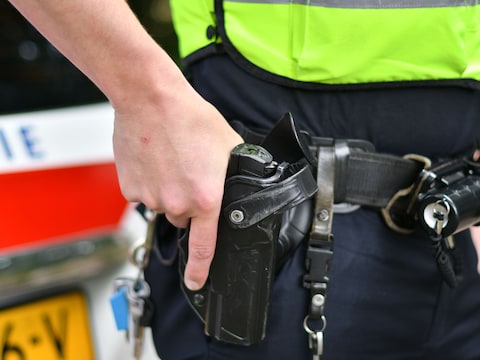 Politie lost waarschuwingsschot in Goor, 23-jarige man aangehouden ...