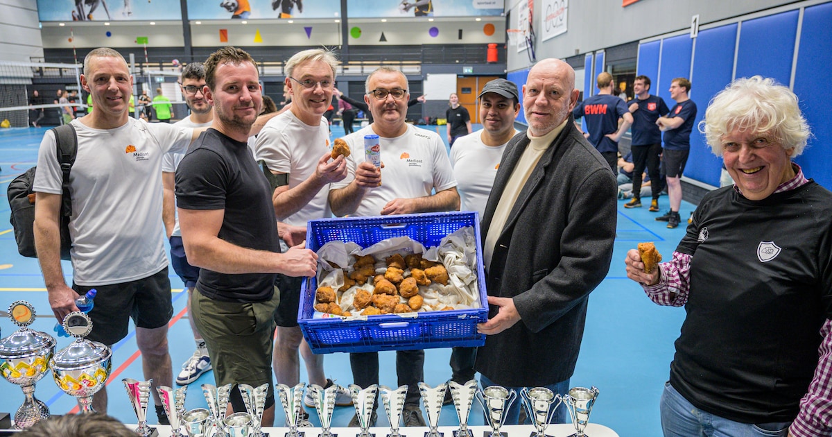 Cliënten en zorgverleners spelen samen fanatiek potje volleybal: ‘Deze ...