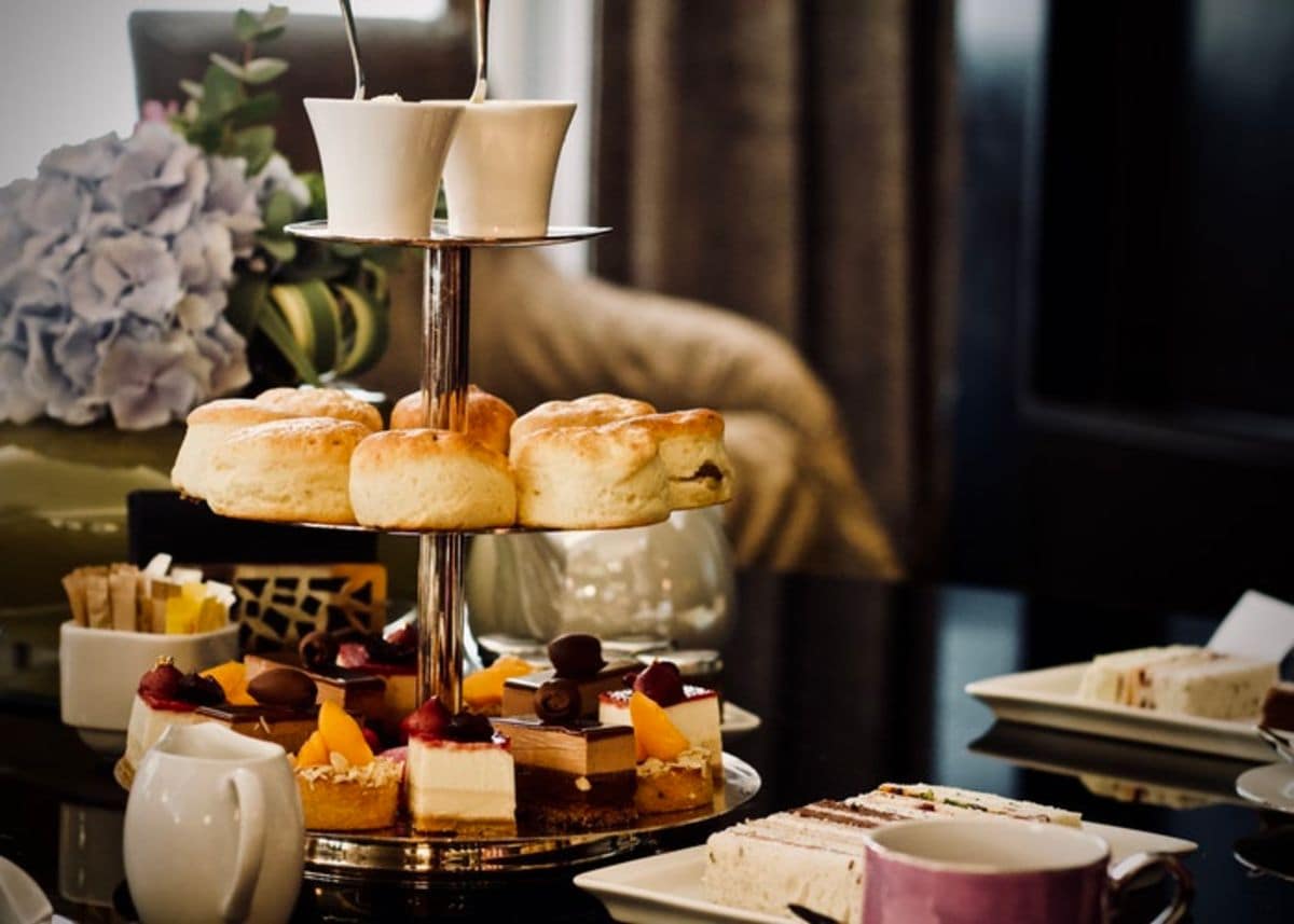 Gezellig bijkletsen: hier geniet je van high tea in Apeldoorn | Foto ...