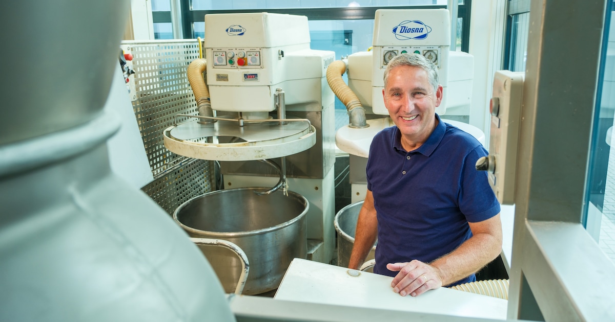 Gedreven door zijn geloof doneert Eric van Otten broodmachines aan arme ...