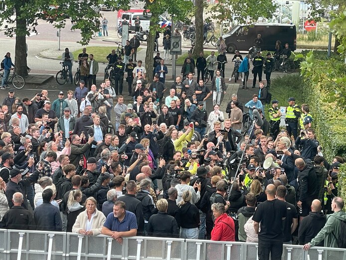 Aanhoudingen bij azc-protest in Zwolle na toespraak Wilders | Zwolle ...