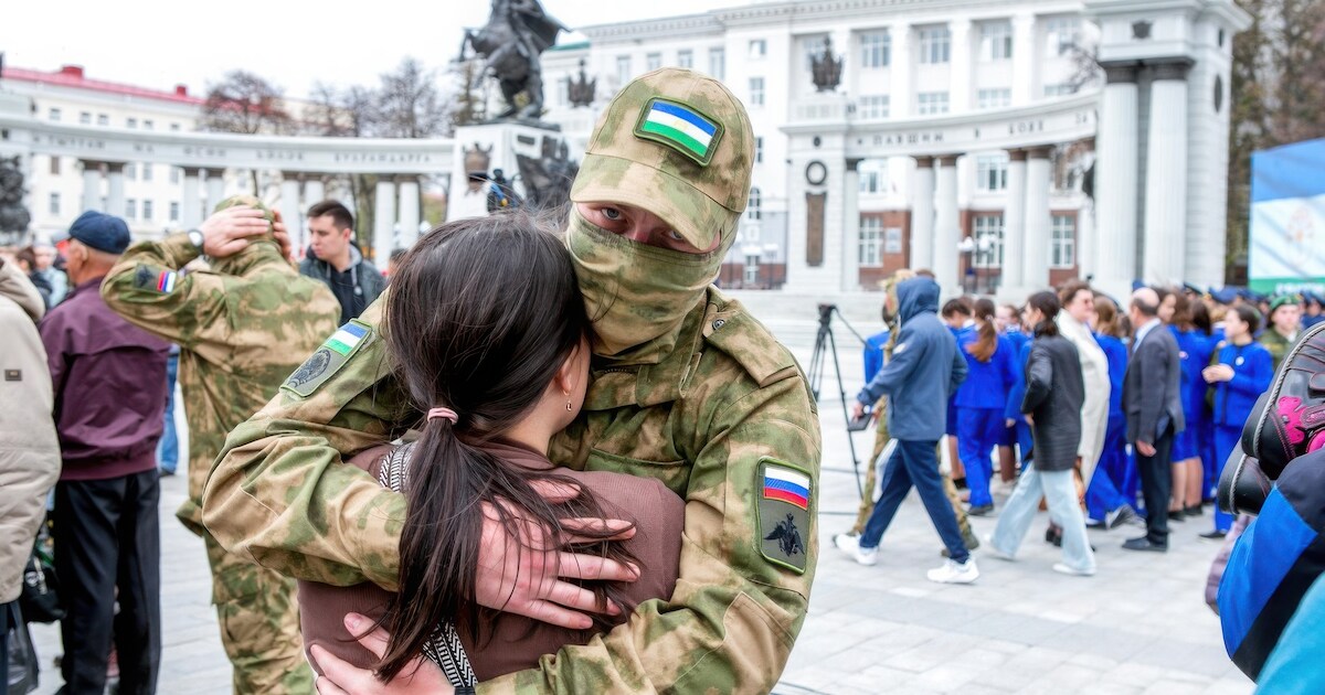 Russische militairen zwemmen in het geld, en dat maakt ze gewild bij de ...