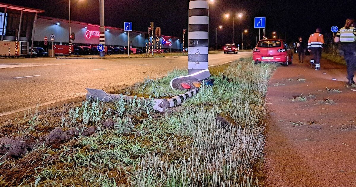 Wederom verkeerslicht omver op de Auke Vleerstraat in Enschede | 112 ...