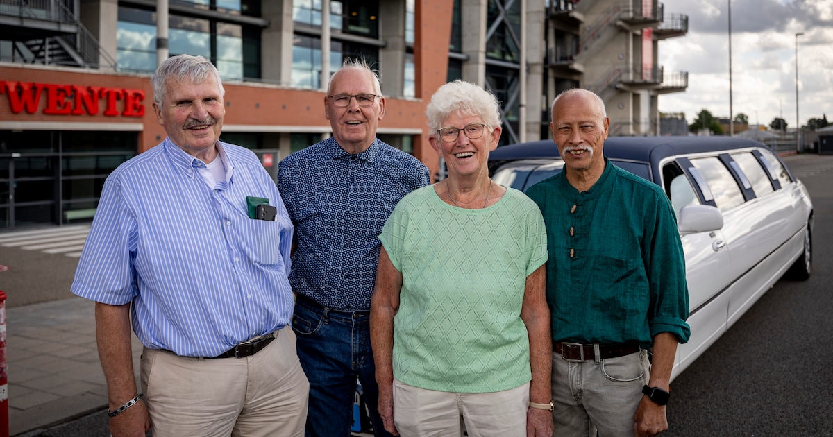 Krantenbezorgers Peter (71), Wim (78), Gerrit (78) en Annie (76) in het ...